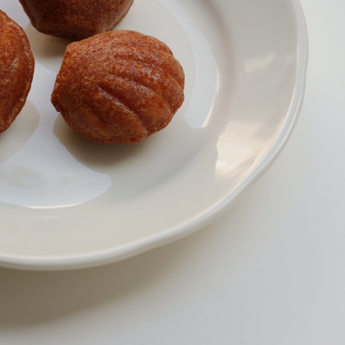 Tuxton Eggshell 花邊圓盤 – MATE